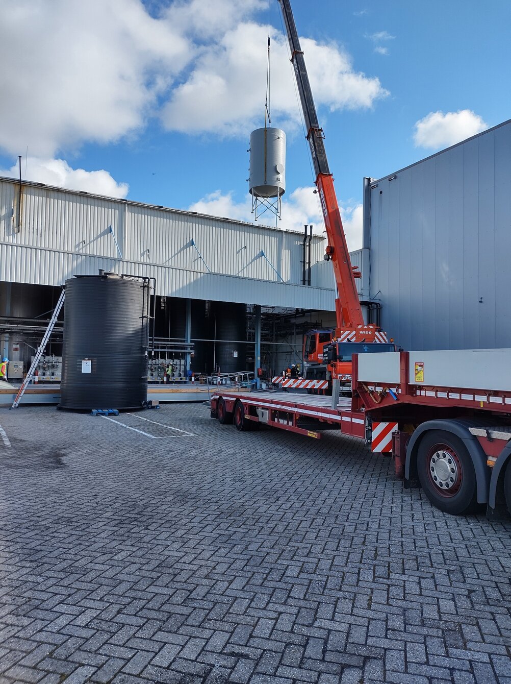 Delivery of convex bottom tank for chemical products | M.I.P. Group